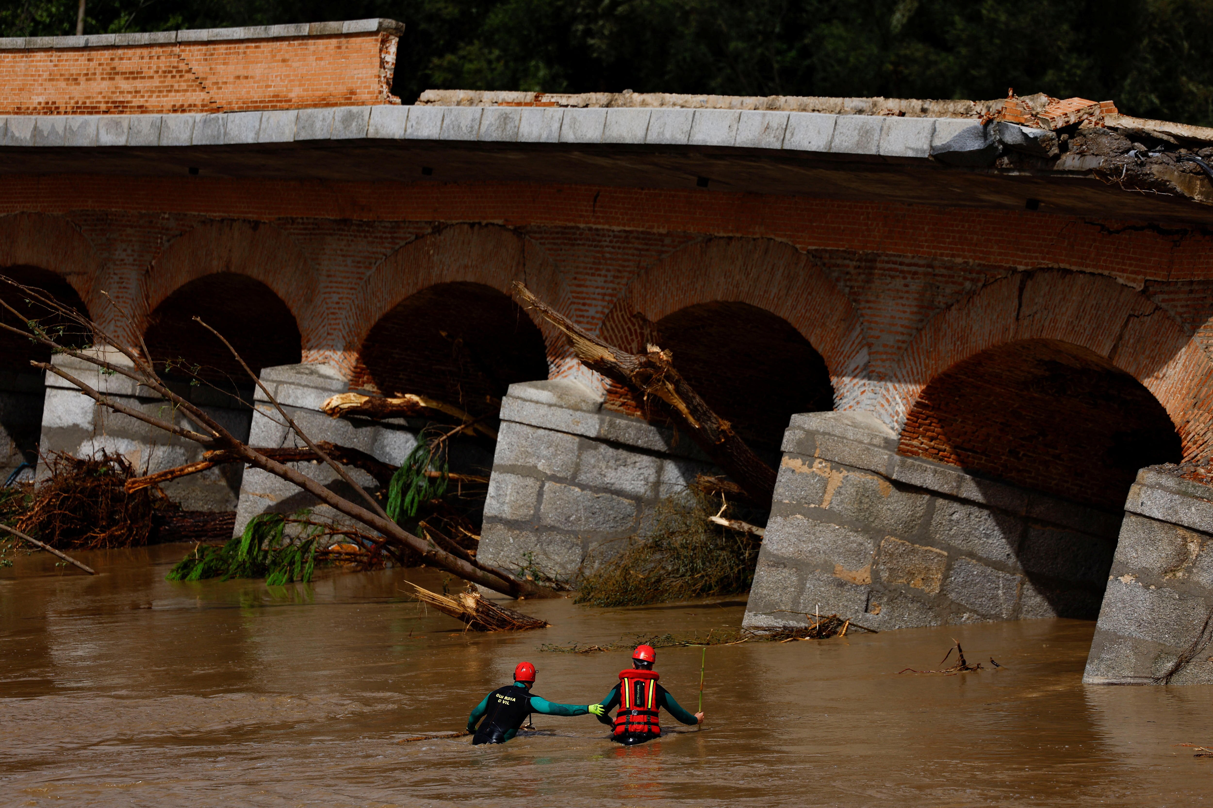 Residents evacuated from roofs as death toll from Central Spanish ...