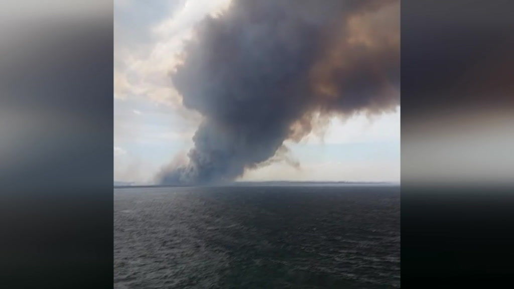 Bushfire burning north of Forster (Courtesy: @murray_keegan) - ABC News