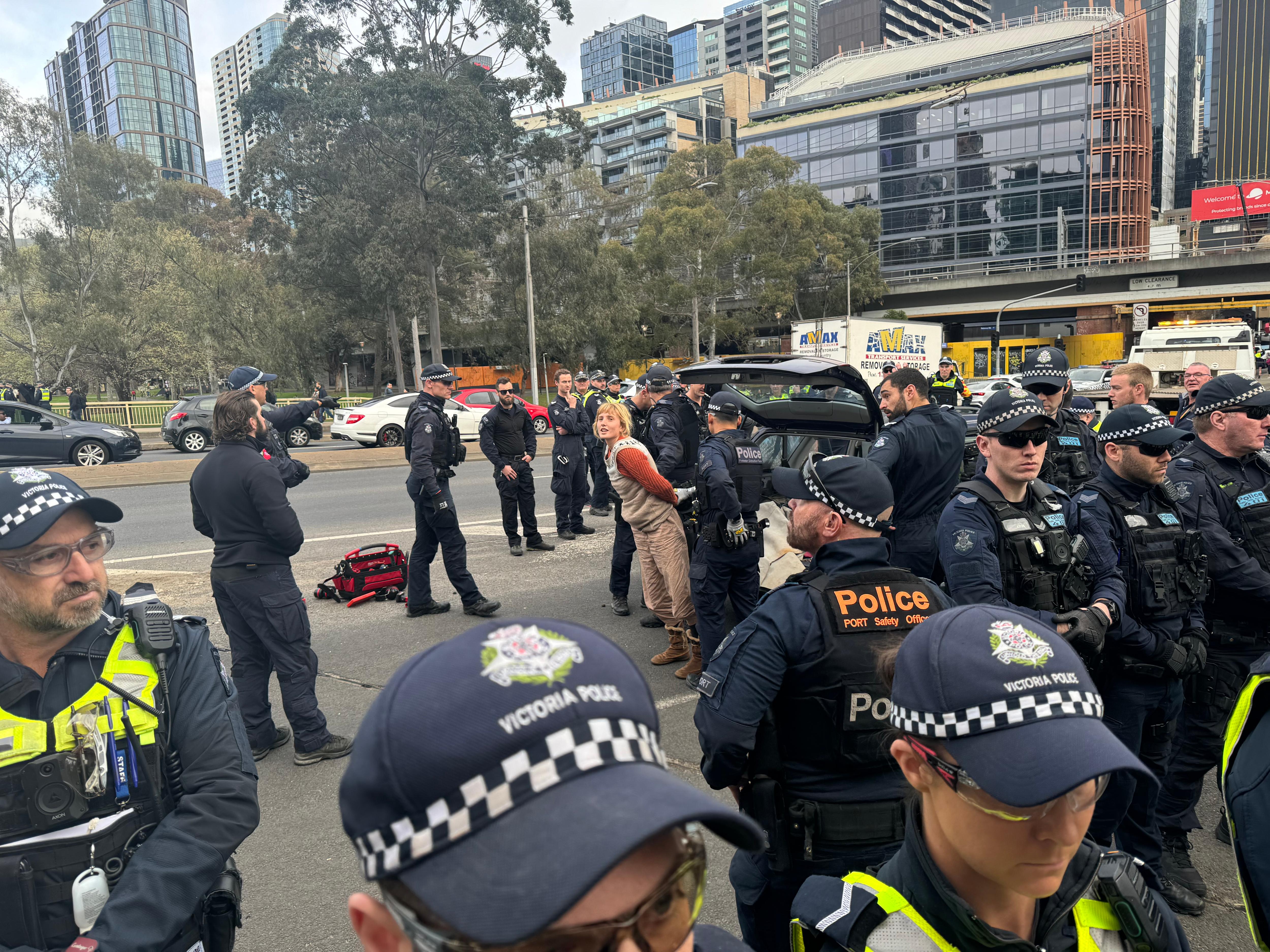 Weapons expo boosts Vic economy despite violent protests - ABC News