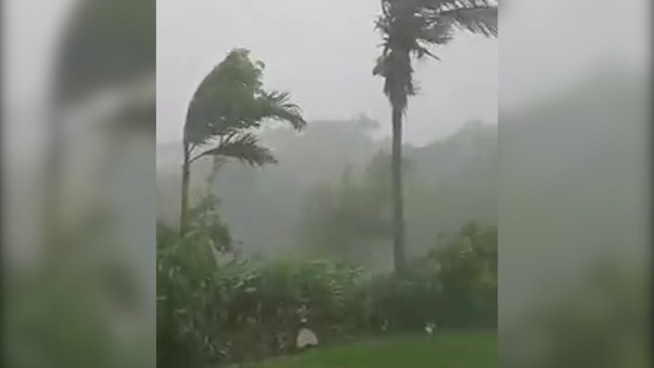 Residents in the path of Cyclone Debbie start filming the first effects ...