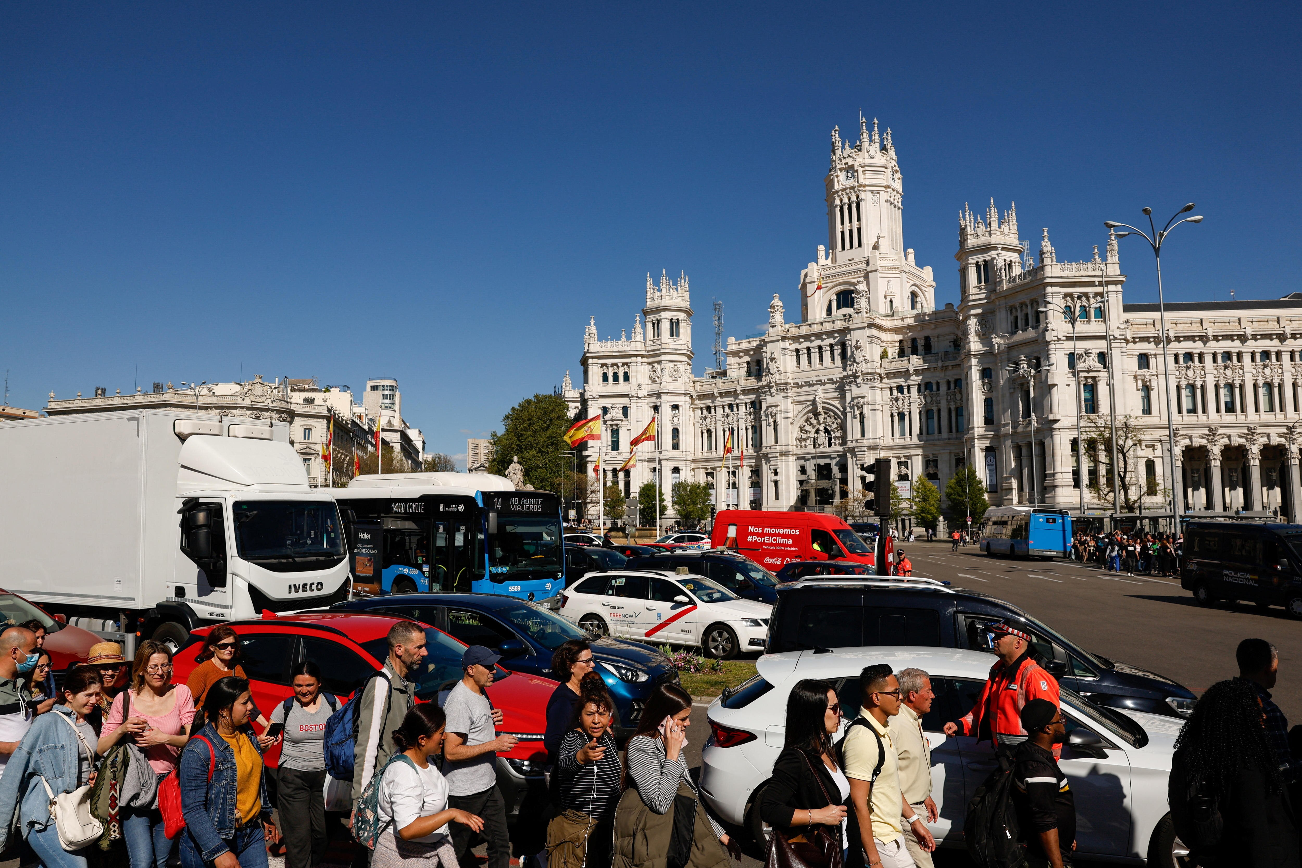 How a power outage caused chaos in Spain and Portugal - ABC News
