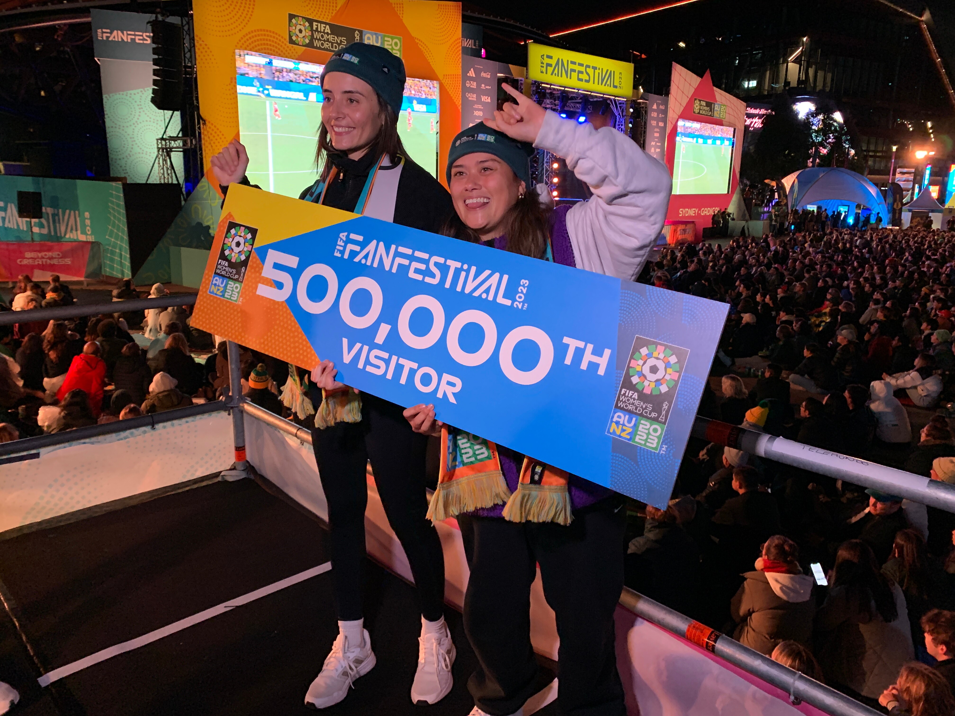 Des milliers de personnes remplissent le site des fans de Sydney pour ...