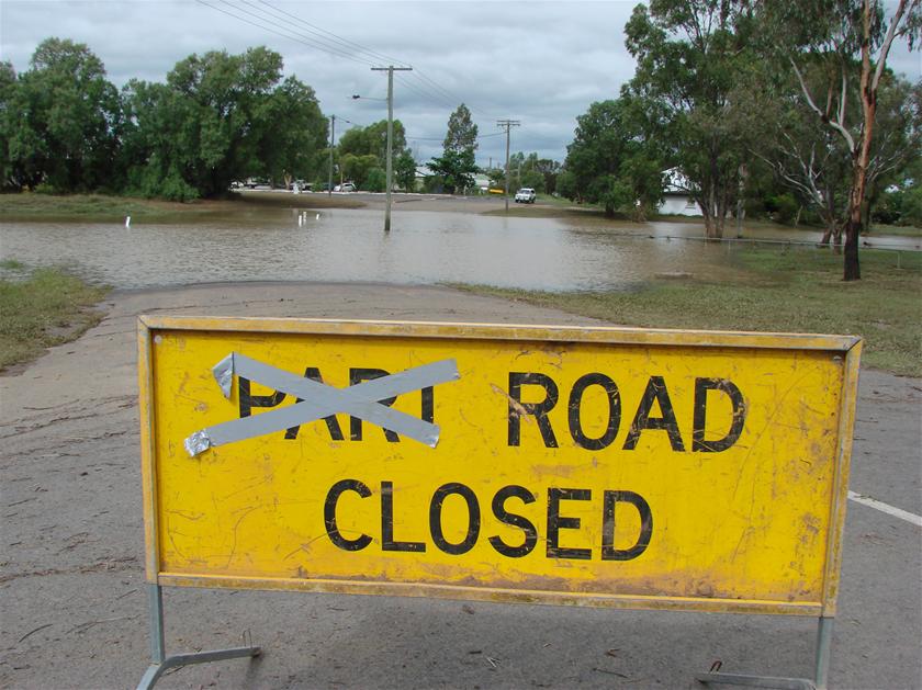 Frantic flood fight as water rises - ABC News