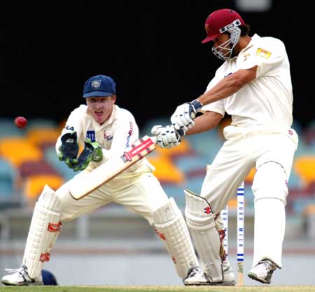 Symonds bats Bulls into solid position - ABC News