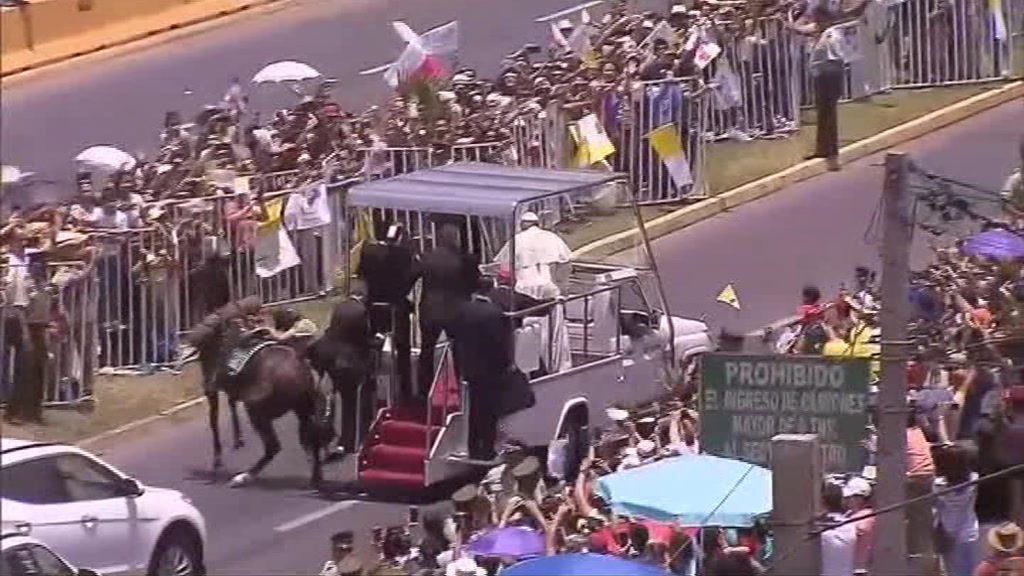 Pope Francis stops motorcade to check on police officer thrown from ...