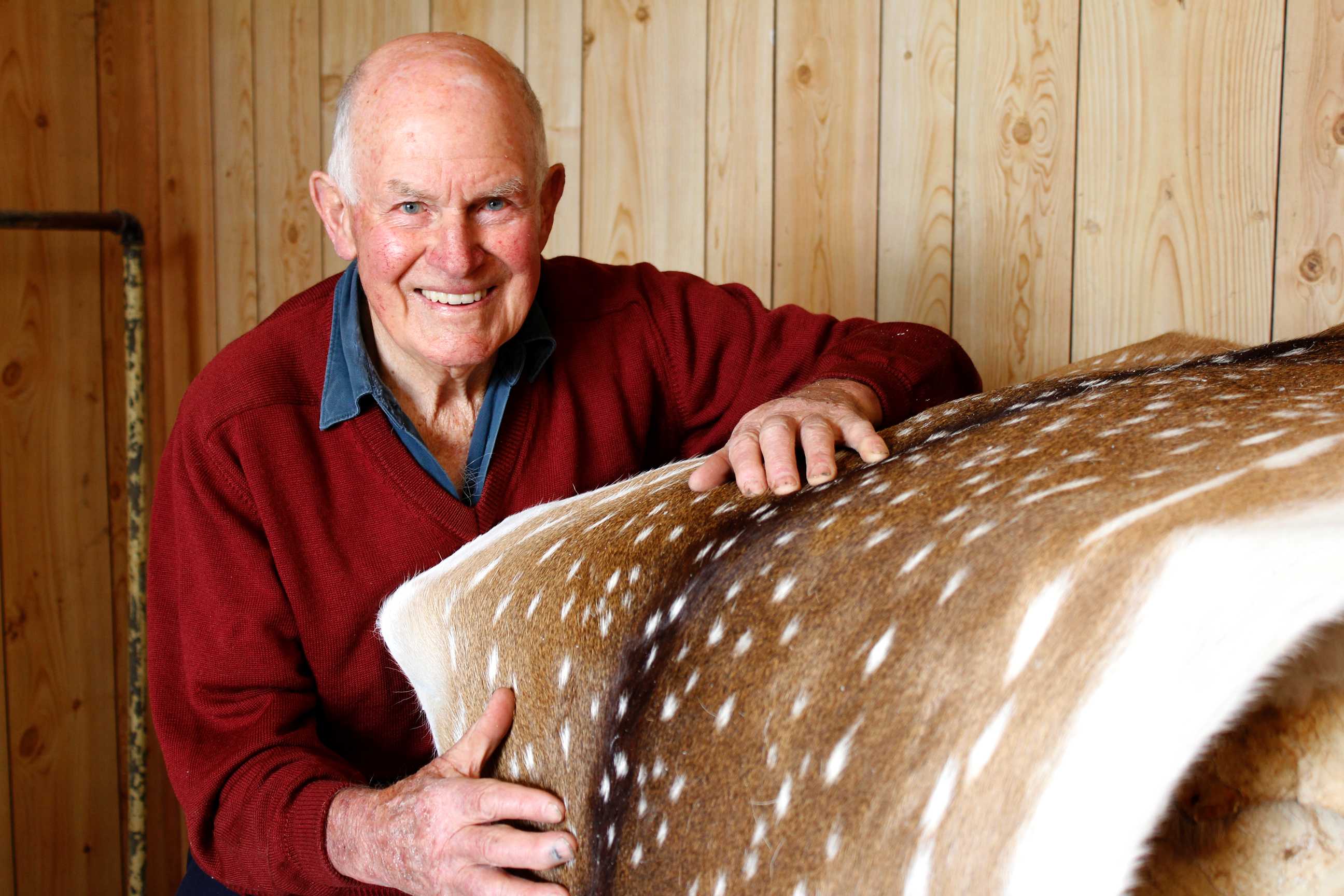 At age 90, skin tanner Bryan Pearce still loves his trade - ABC News
