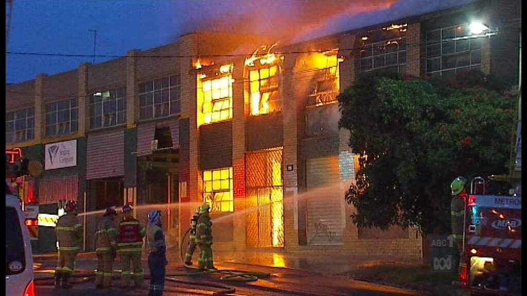 Footscray factory fire continues to smoulder - ABC News