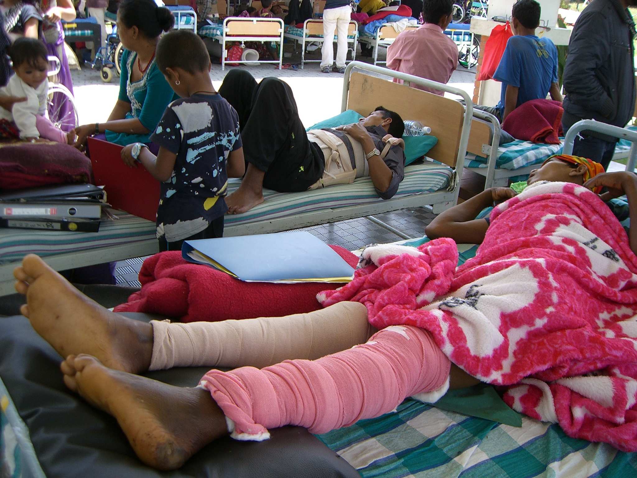 Nepal earthquake: Melbourne medical team returns after treating ...