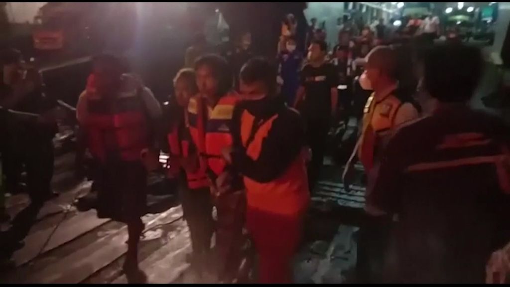 Authorities rescue survivors after ferry sinking accident kills six ...