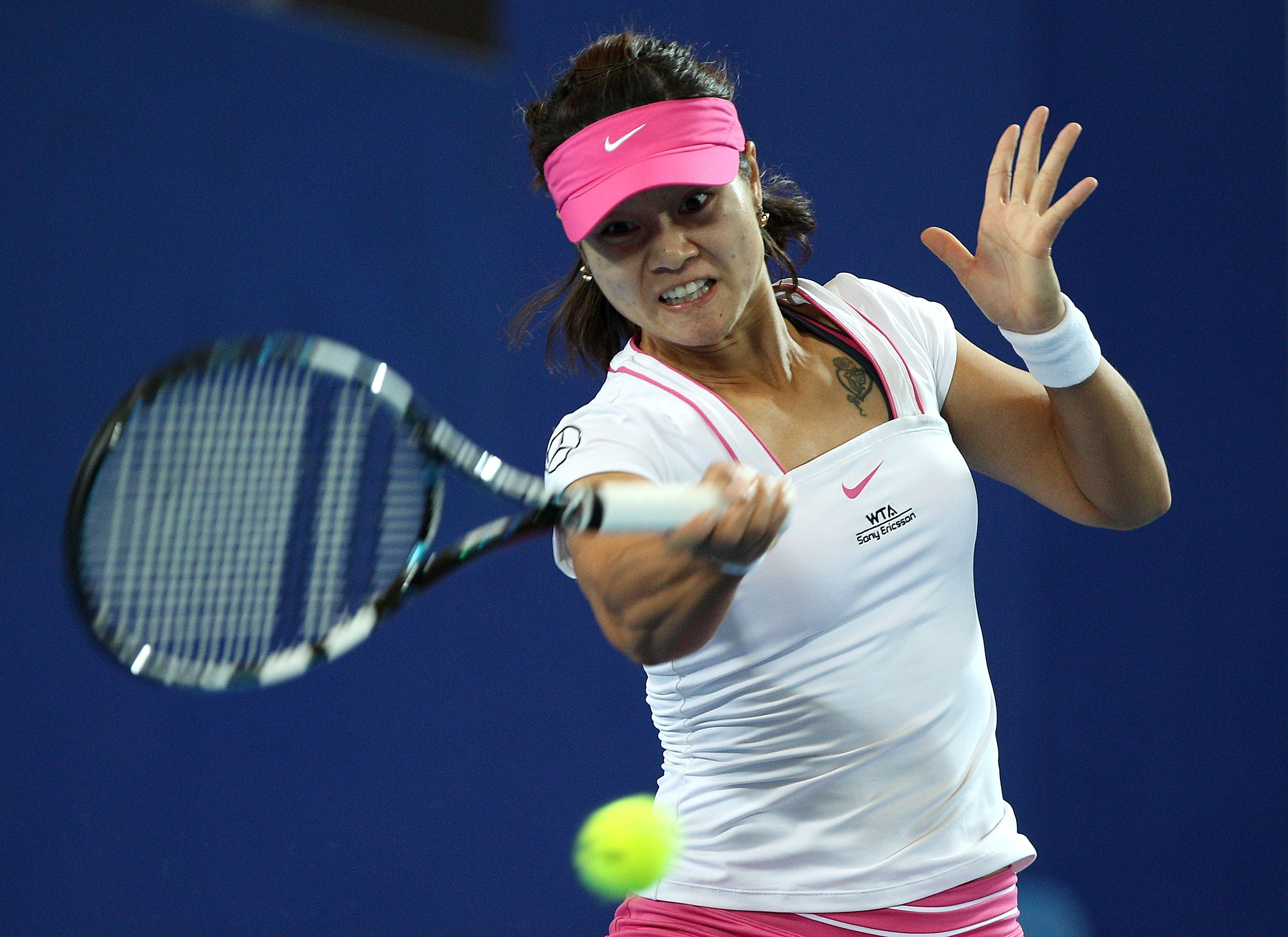 Li Na into second round in Sydney - ABC News