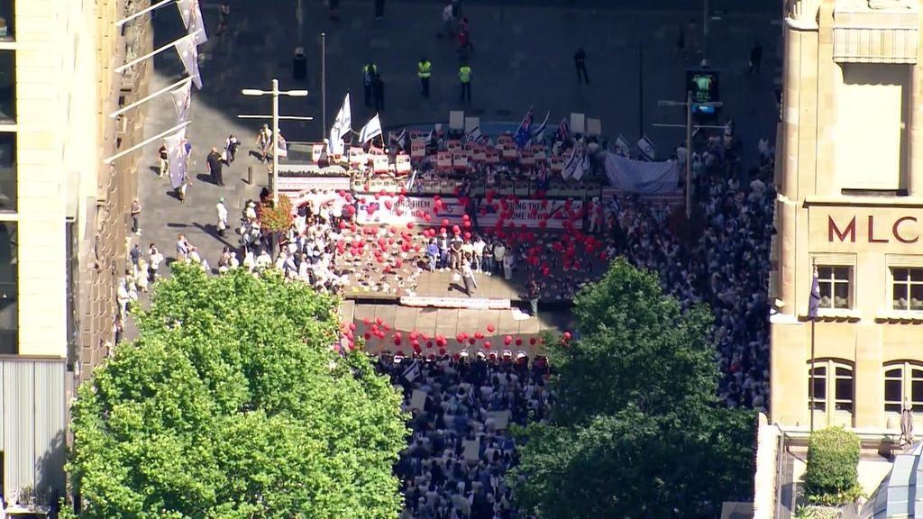 Pro-Israeli rally in Sydney's CBD demands release of hostages - ABC News