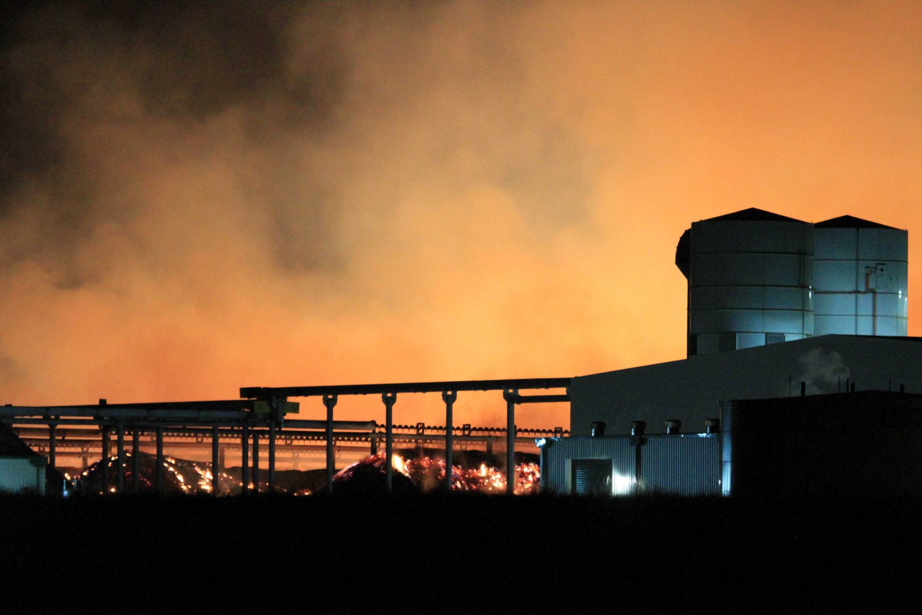Tonnes of almond husks on fire at Mildura processing plant - ABC News