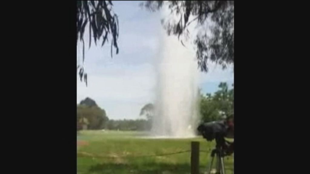 Burst main shoots water 50 metres high - ABC News
