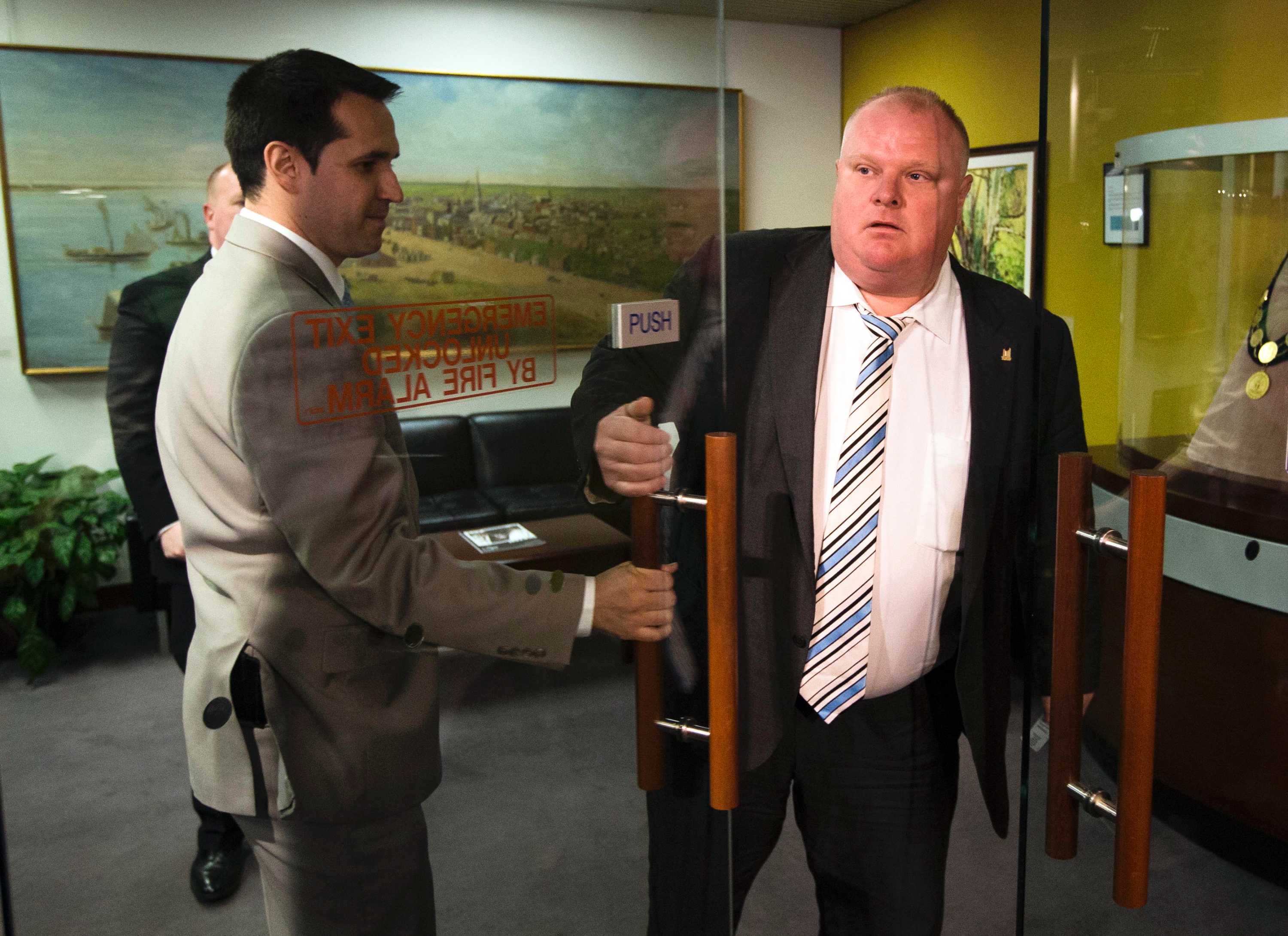 Toronto mayor Rob Ford resists pressure to quit over claims video shows ...