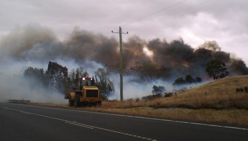 Bushfire cuts major Tas highway amid gales - ABC News