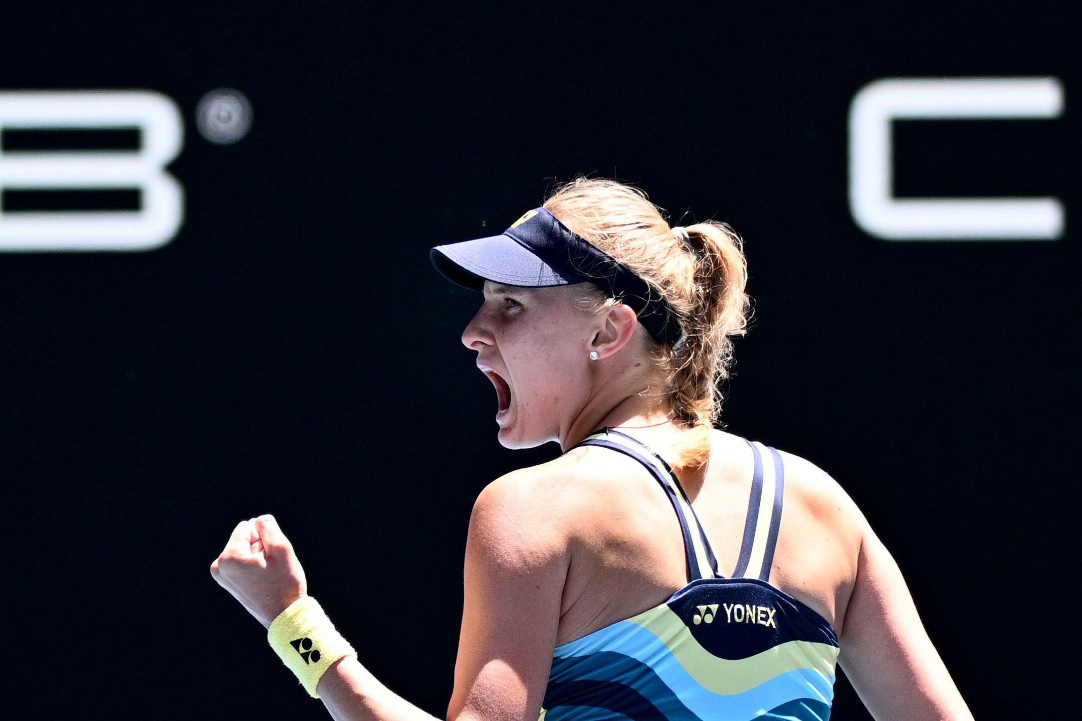 Australia's Mollie O'Callaghan breaks world record, beating Ariarne ...