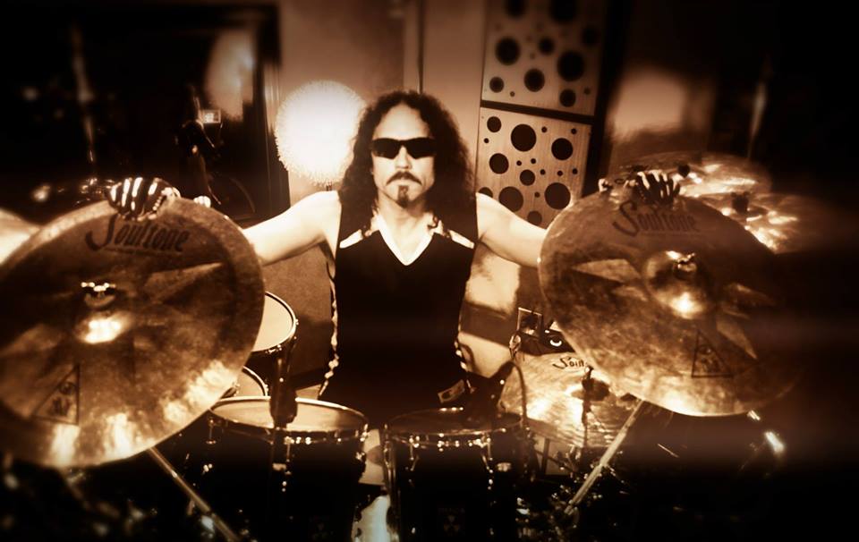 Heart6breaking news: Ex-Megadeth drummer Nick Menza just collapses on stage