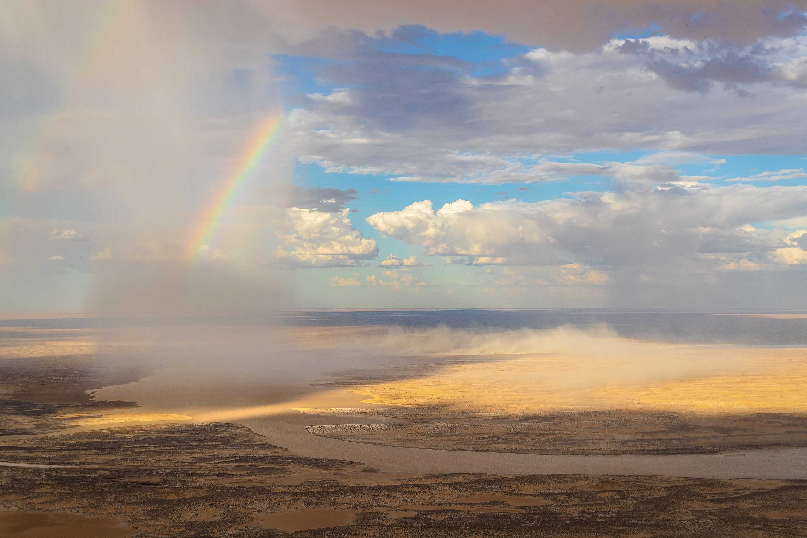 Lake Eyre floodwaters bring life and drought relief to South Australia ...