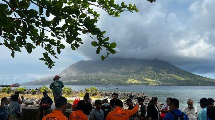 Warga Dievakuasi untuk Menghindari Letusan Gunung Ruang - ABC News