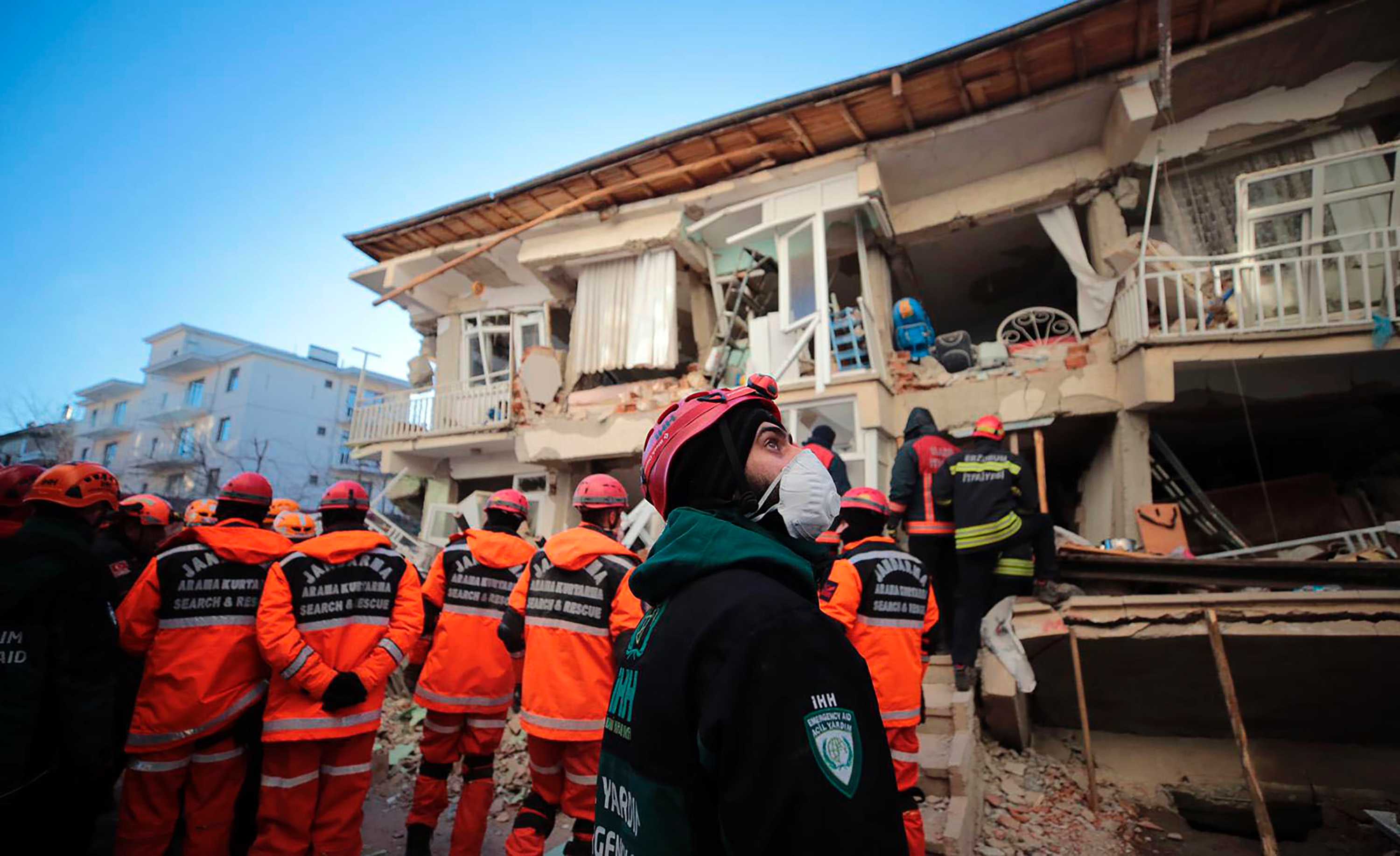 Earthquake rocks eastern Turkey, dozens dead and more than a thousand ...