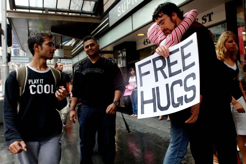 'Free hugs guy' to donate kidney to stranger - ABC News