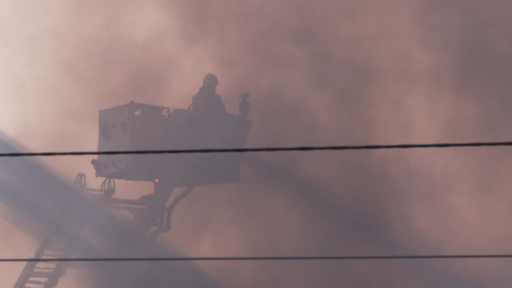 Huge fire destroys store in Epping, Melbourne's north - ABC News