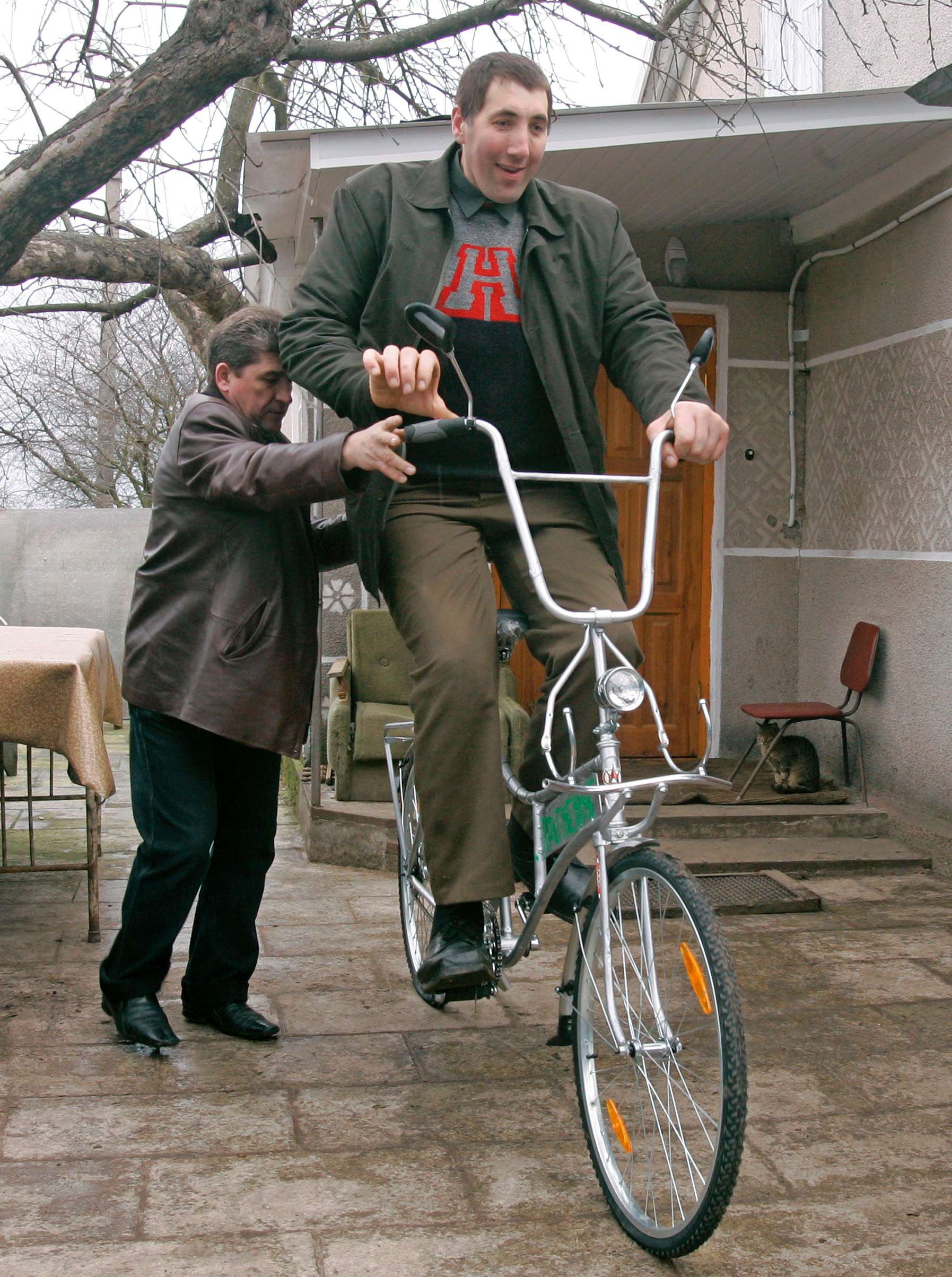 Former 'world's tallest man' Leonid Stadnyk dies of cerebral ...