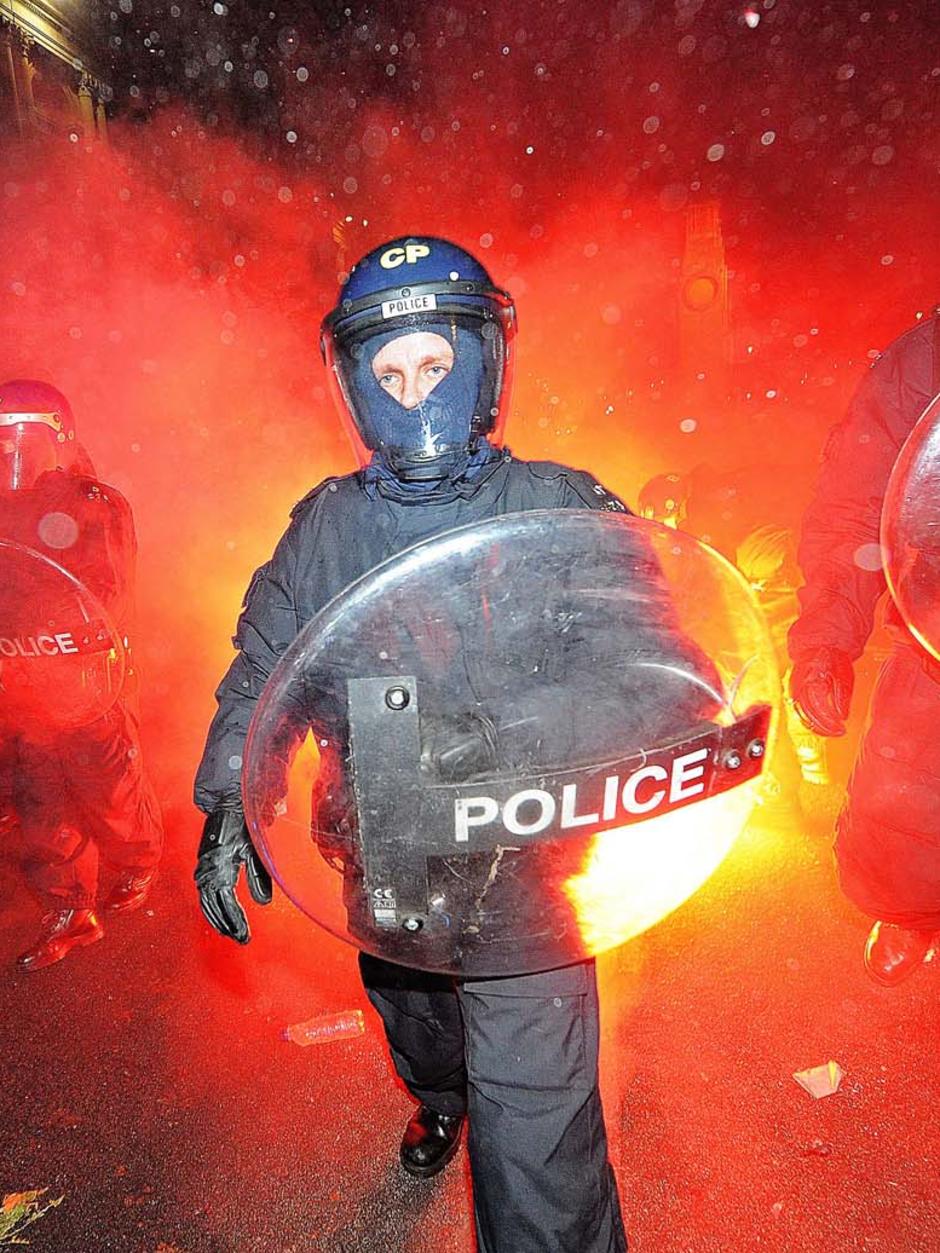 Riots in London after university fee vote - ABC News