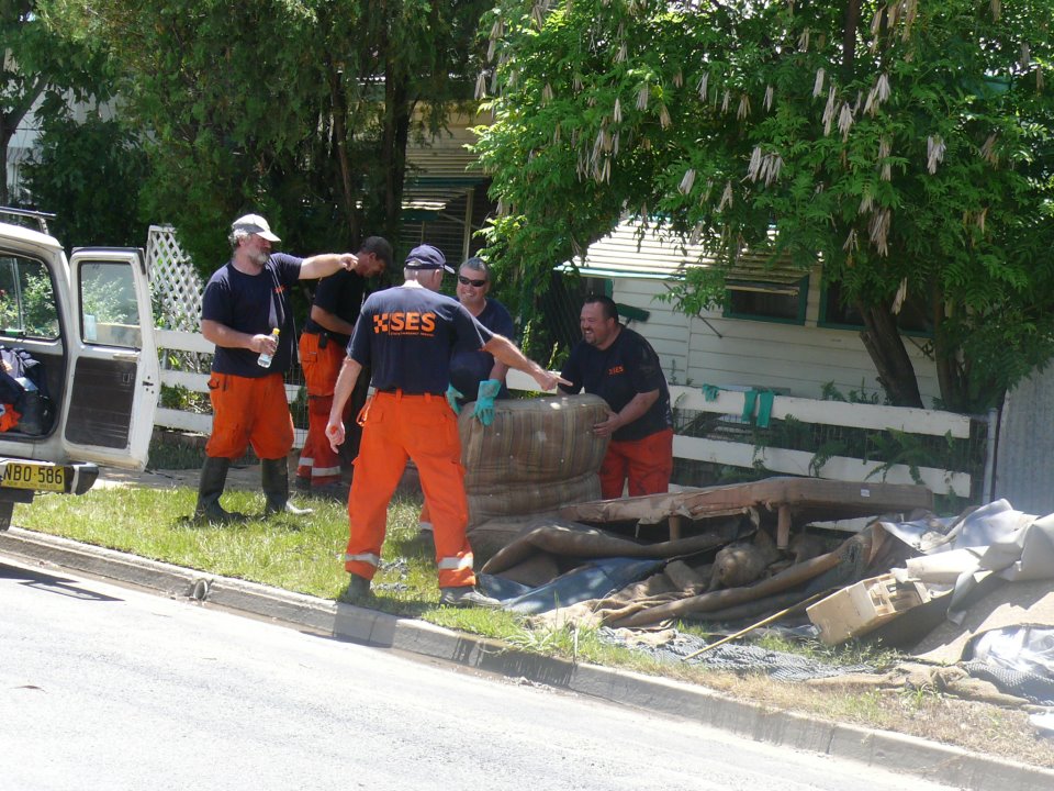Flooded NSW towns face weeks of isolation - ABC News