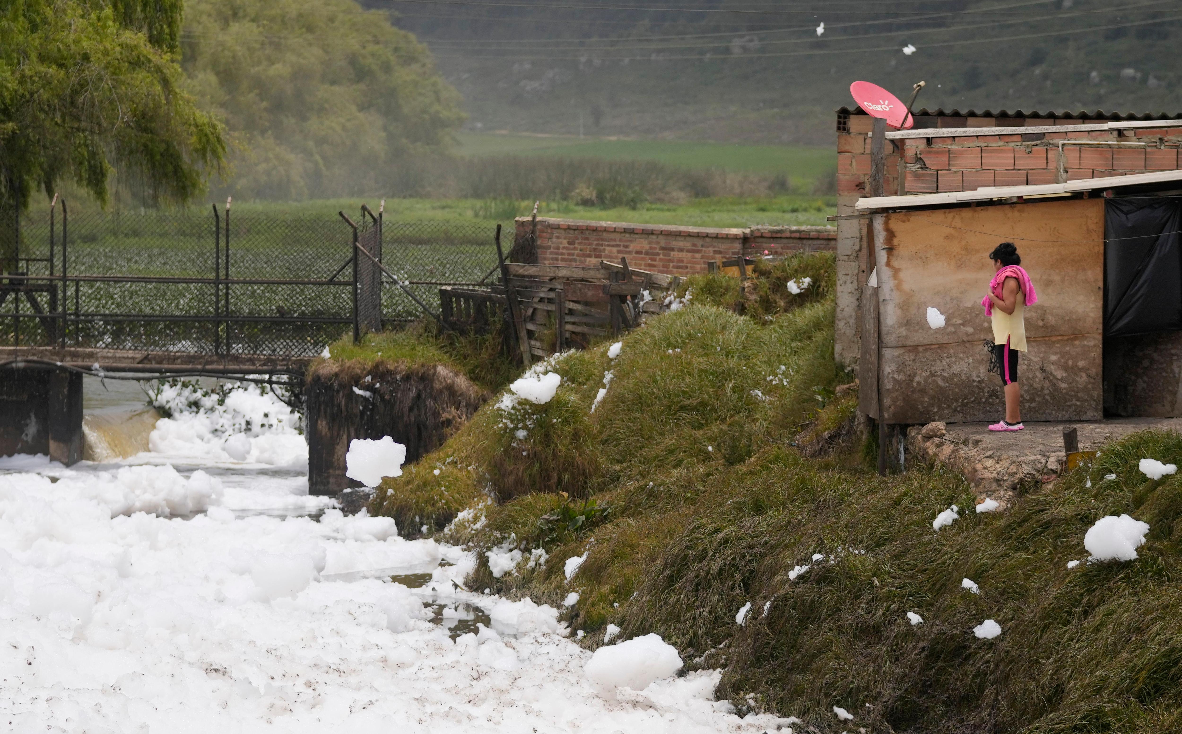 Toxic foam plagues residents of Colombian town - ABC News