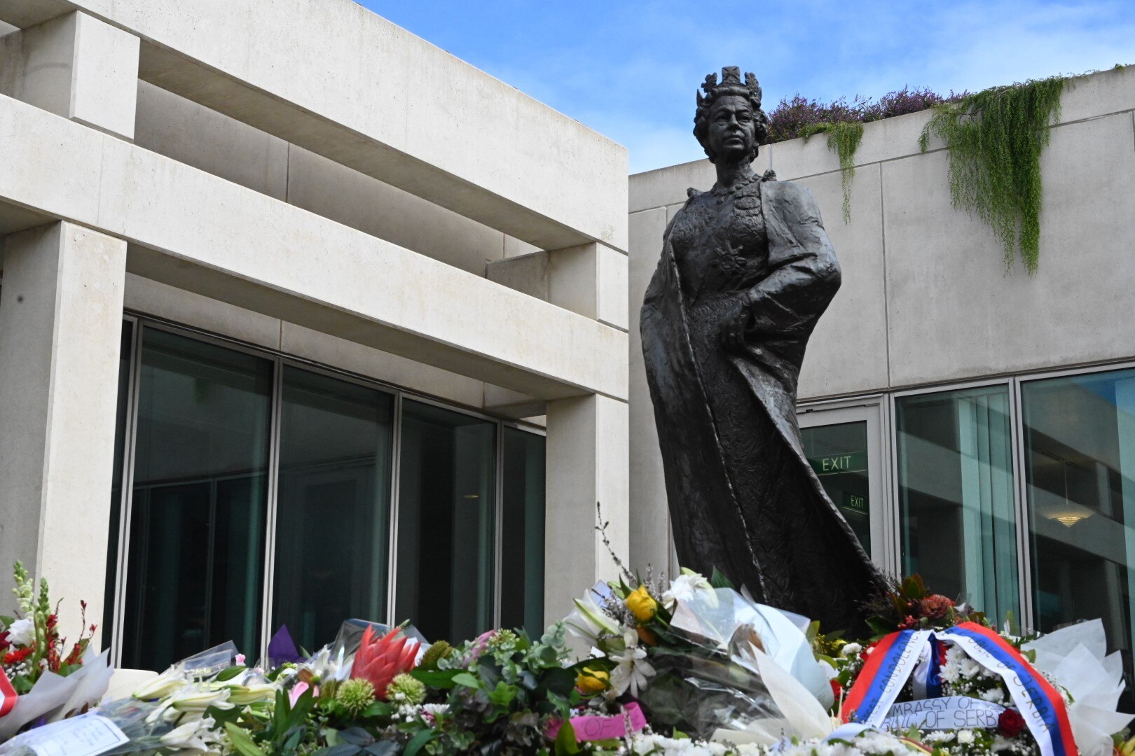 Leaders gather to remember the Queen at national memorial service in ...