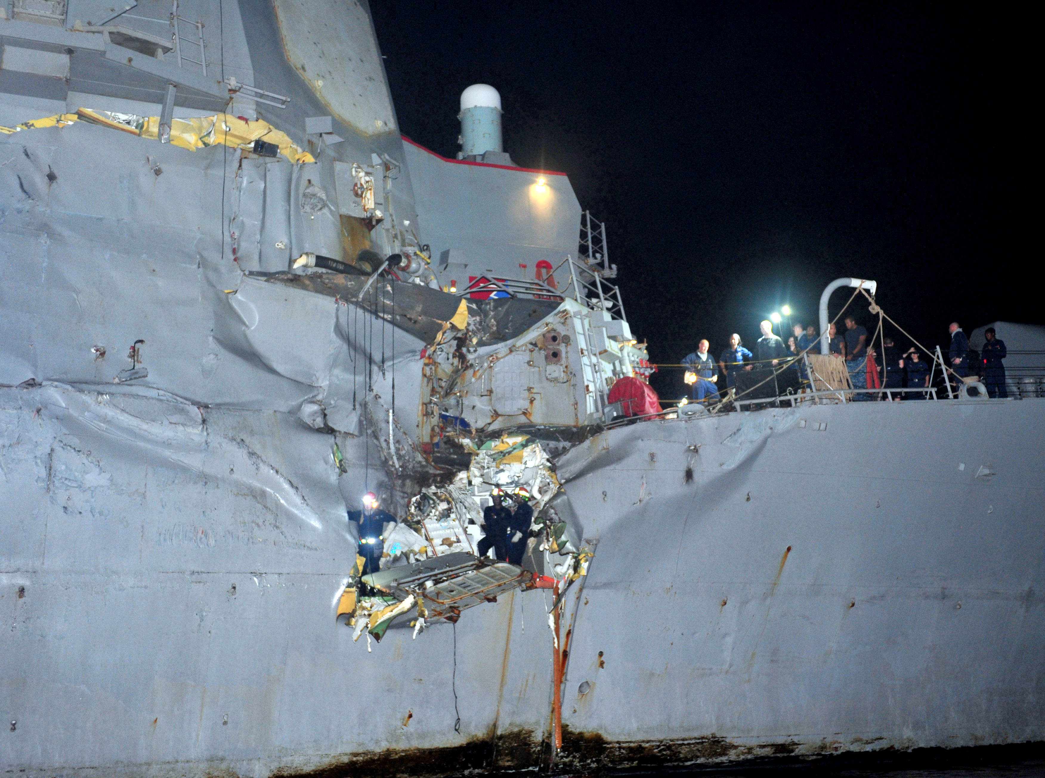 US destroyer, oil tanker collide in Gulf - ABC News