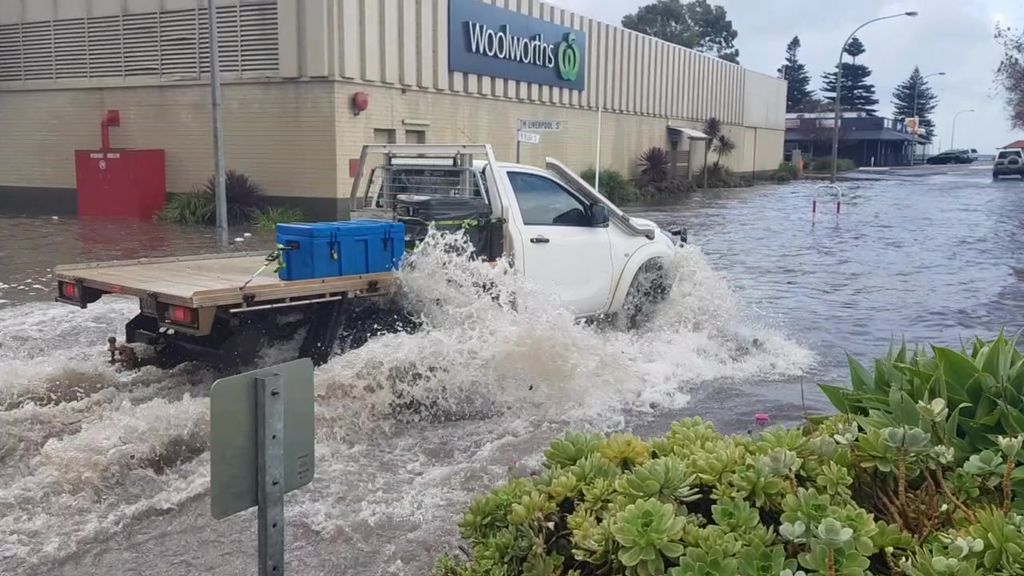 Heavy rain causes flash flooding at Port Lincoln - ABC News