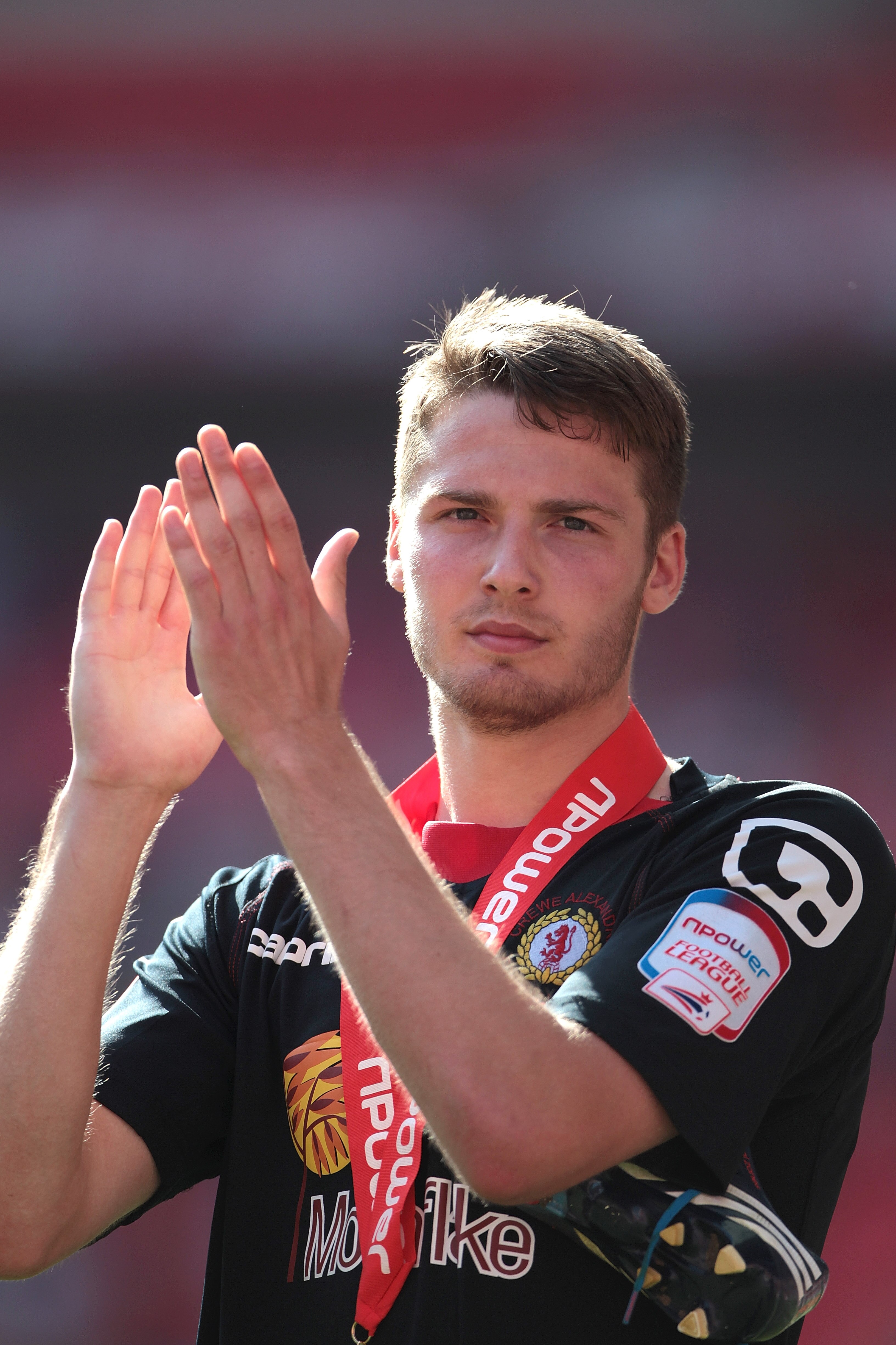 Manchester United signs teen Powell - ABC News