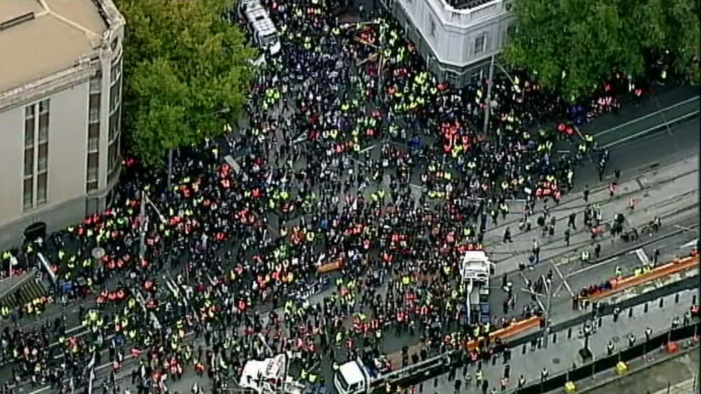 Tens of thousands join union rally in Melbourne - ABC News