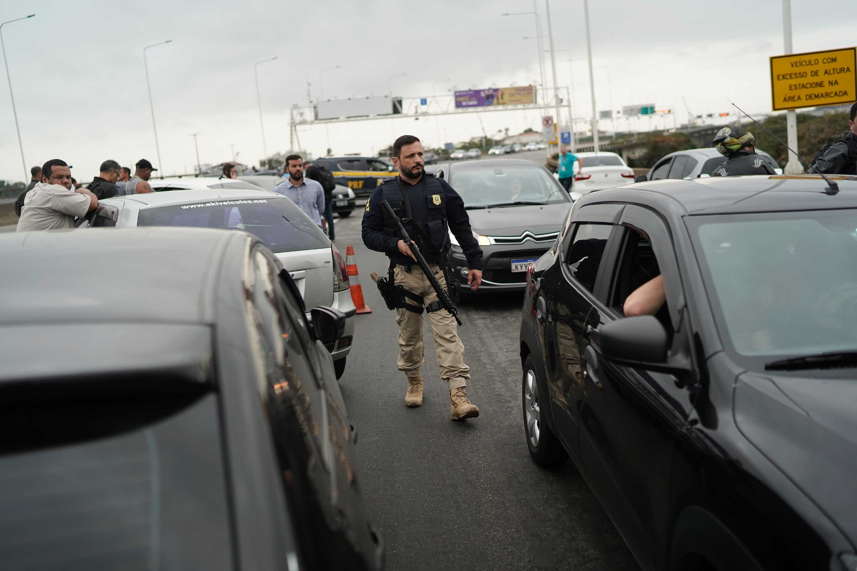 Police sniper kills man who hijacked a bus and took 37 people hostage ...