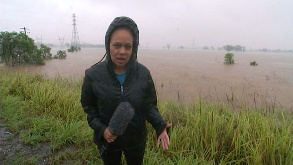 Heavy rain causes flash flooding in Rockhampton - ABC News