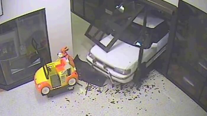 Dramatic footage is released of burglars ram-raiding Kippax Fair ...