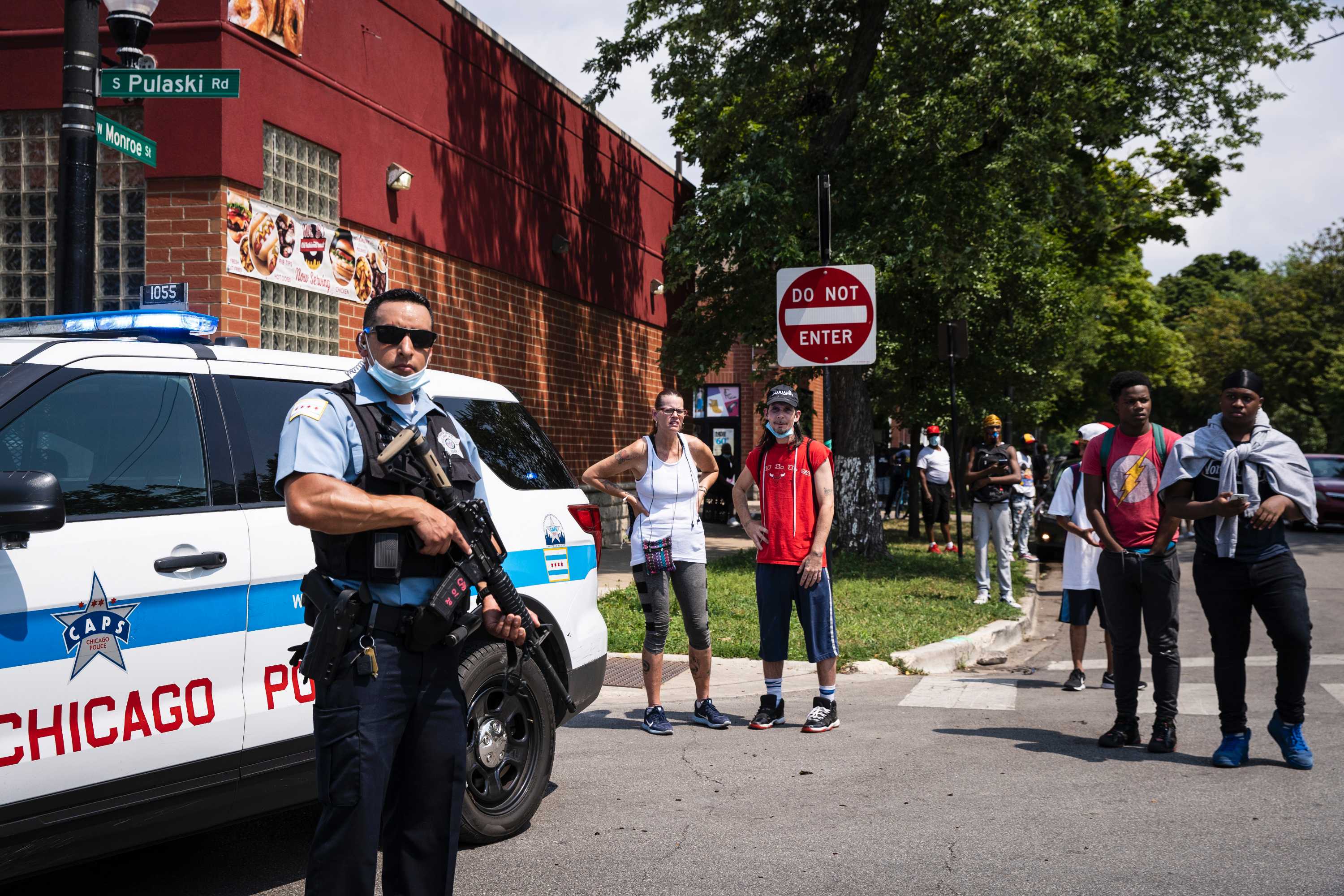 Chicago police shooting leads to violence and looting, with more than ...