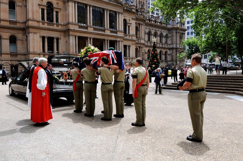 Hundreds honour fallen digger - ABC News