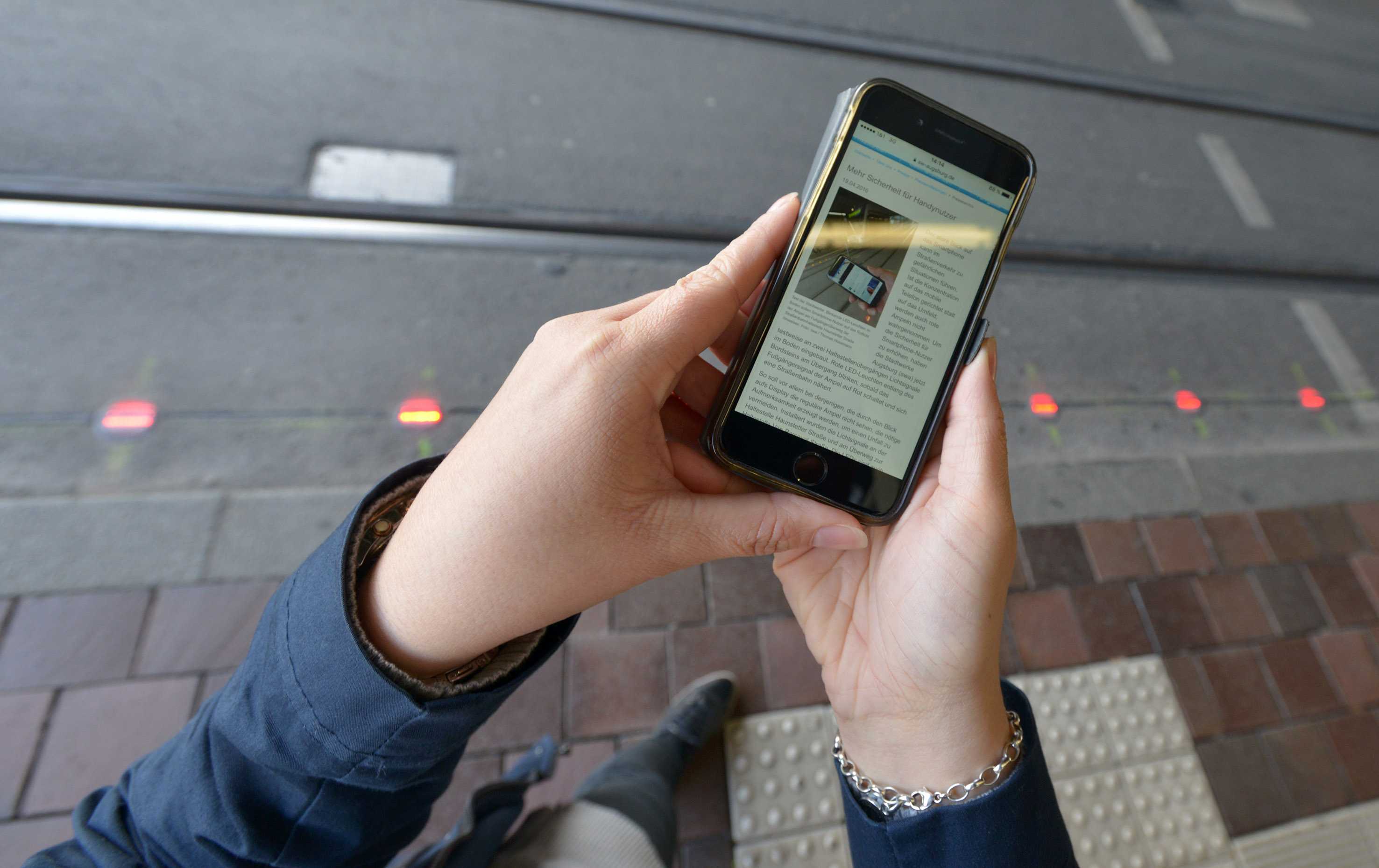 Sydney mobile phone pedestrians to get 'traffic' lights in pavement ...