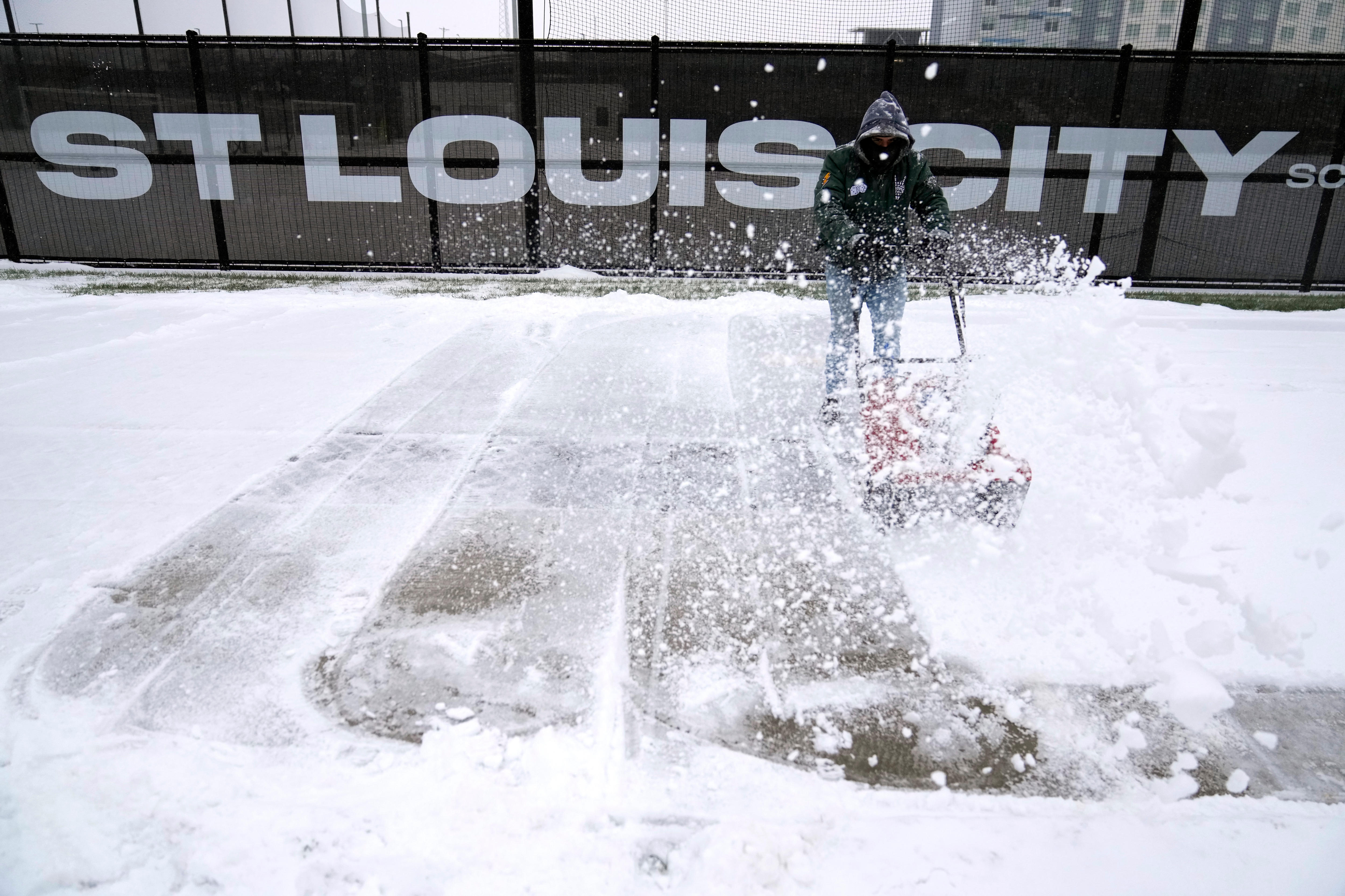 Winter blast of snow, ice and wind grips US from Midwest to east coast ...