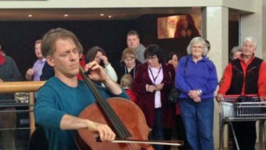 World renowned cellist performs in suburban shopping centre - ABC News