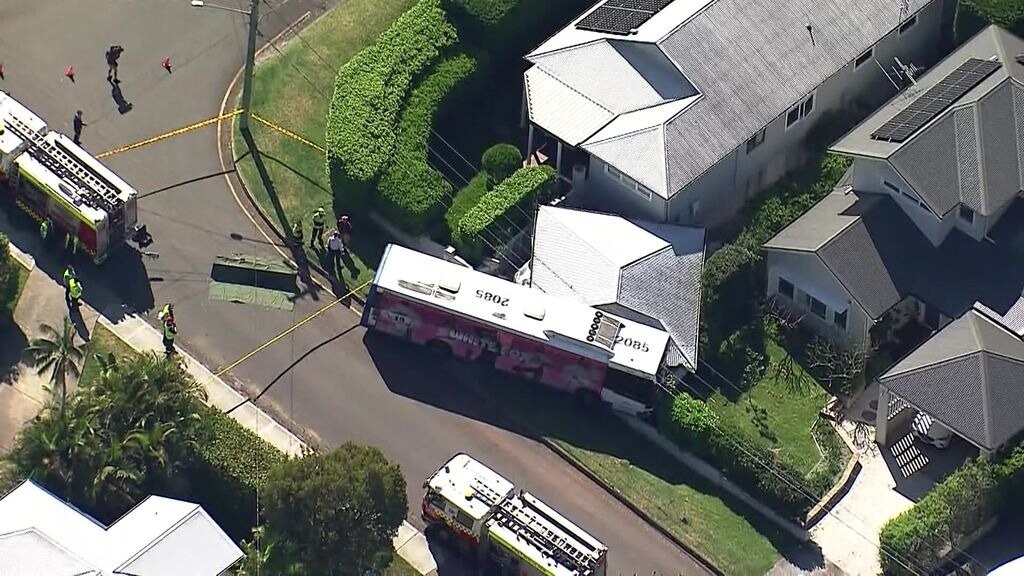 Bus crashes into home on Sydney's Northern Beaches - ABC News