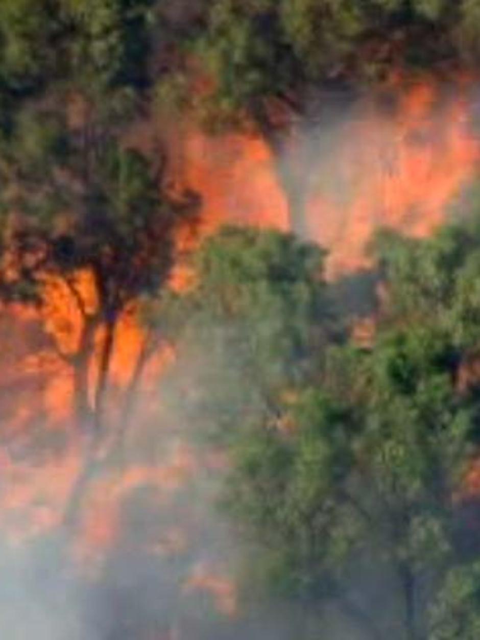 Fire threatens homes - ABC News