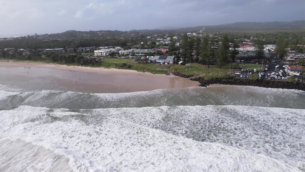 Drone footage of cyclone from Byron Bay - ABC News