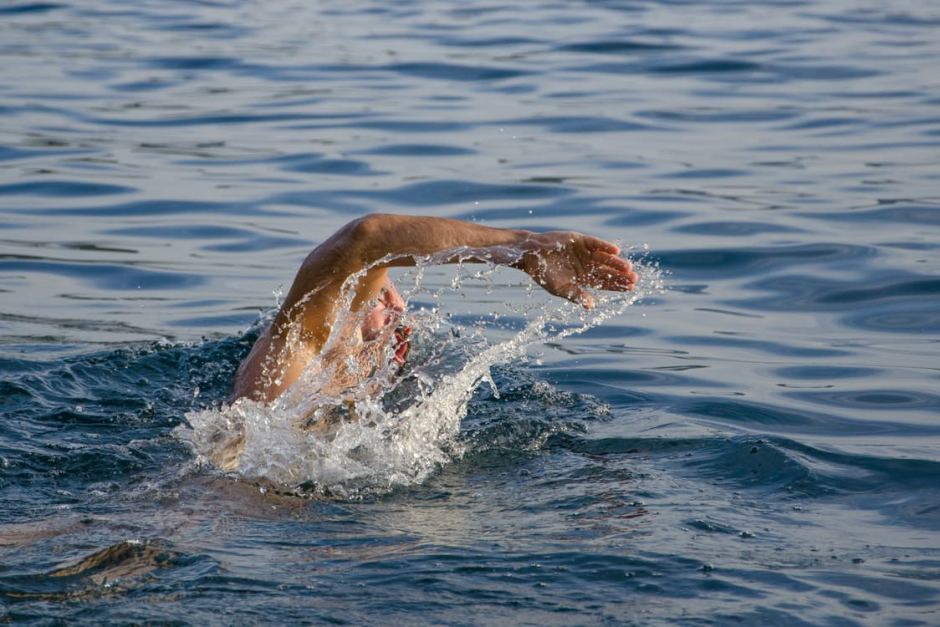Ben Pobjie learns to swim - ABC listen