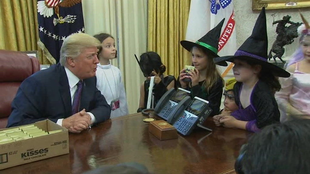 Donald Trump hands out sweets to trick-or-treaters at the White House ...