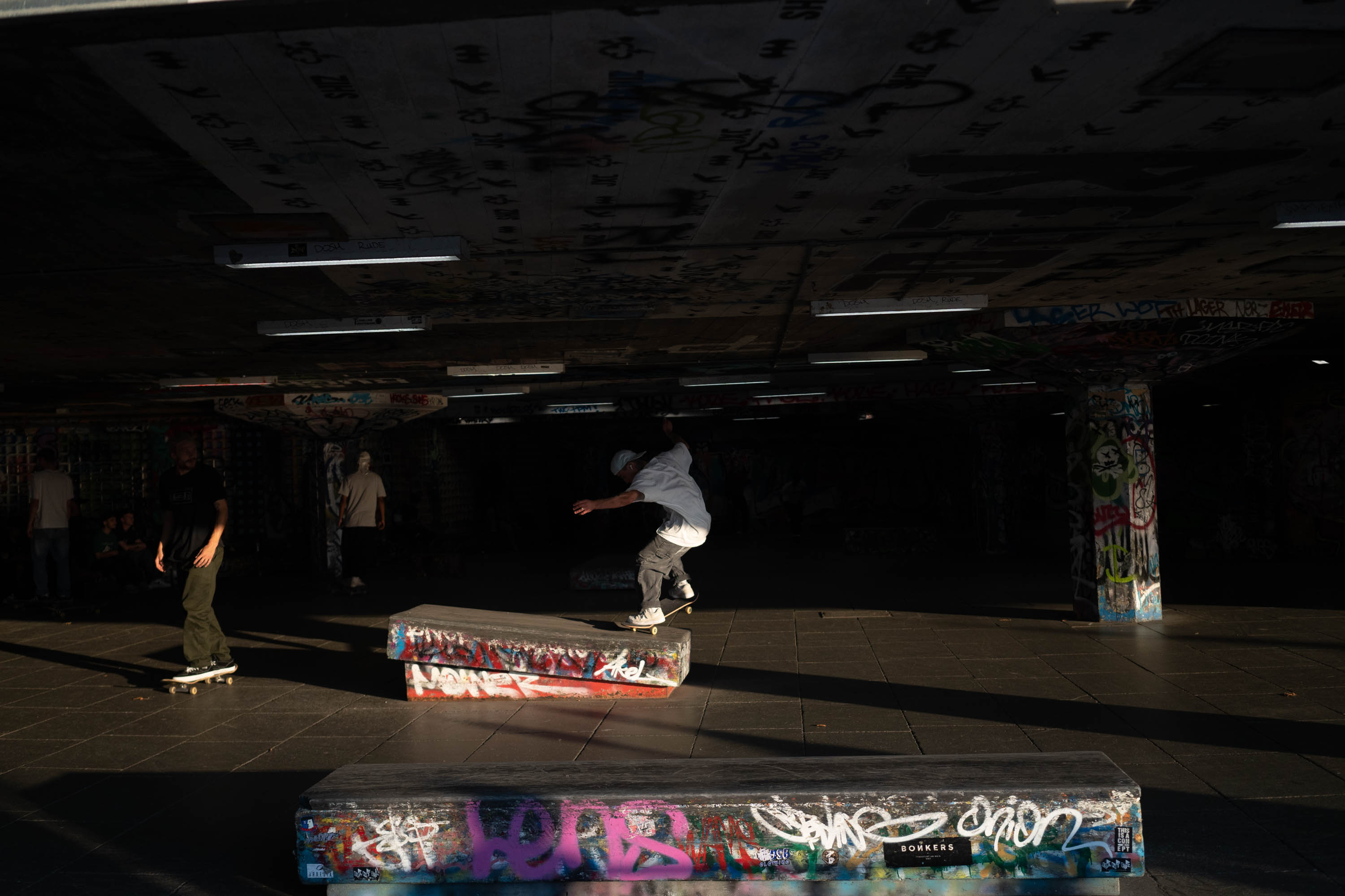 Queue snakes through London as people wait to see Queen Elizabeth lying ...