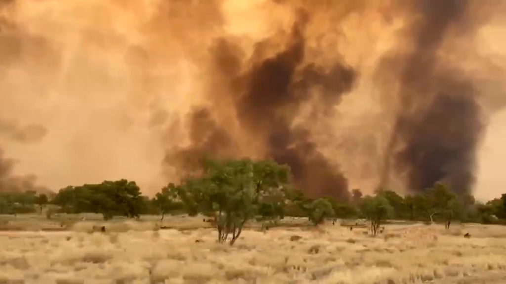 Bushfire encroaching on outback Queensland community - ABC News